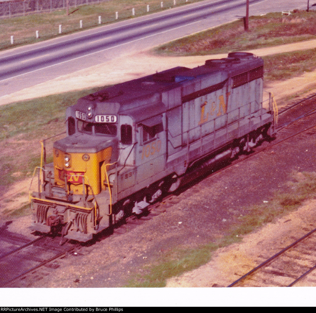 Louisville & Nashville GP30 1050 on transfer run to exGM&O ICG yard - Montgomery